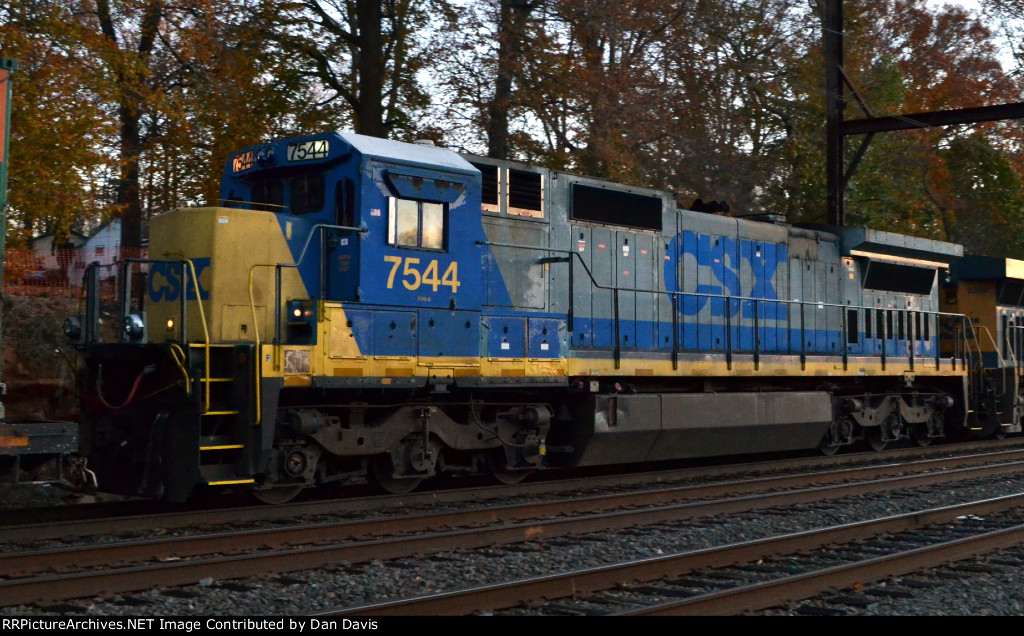 CSX C40-8 7544 trails on Q703-07